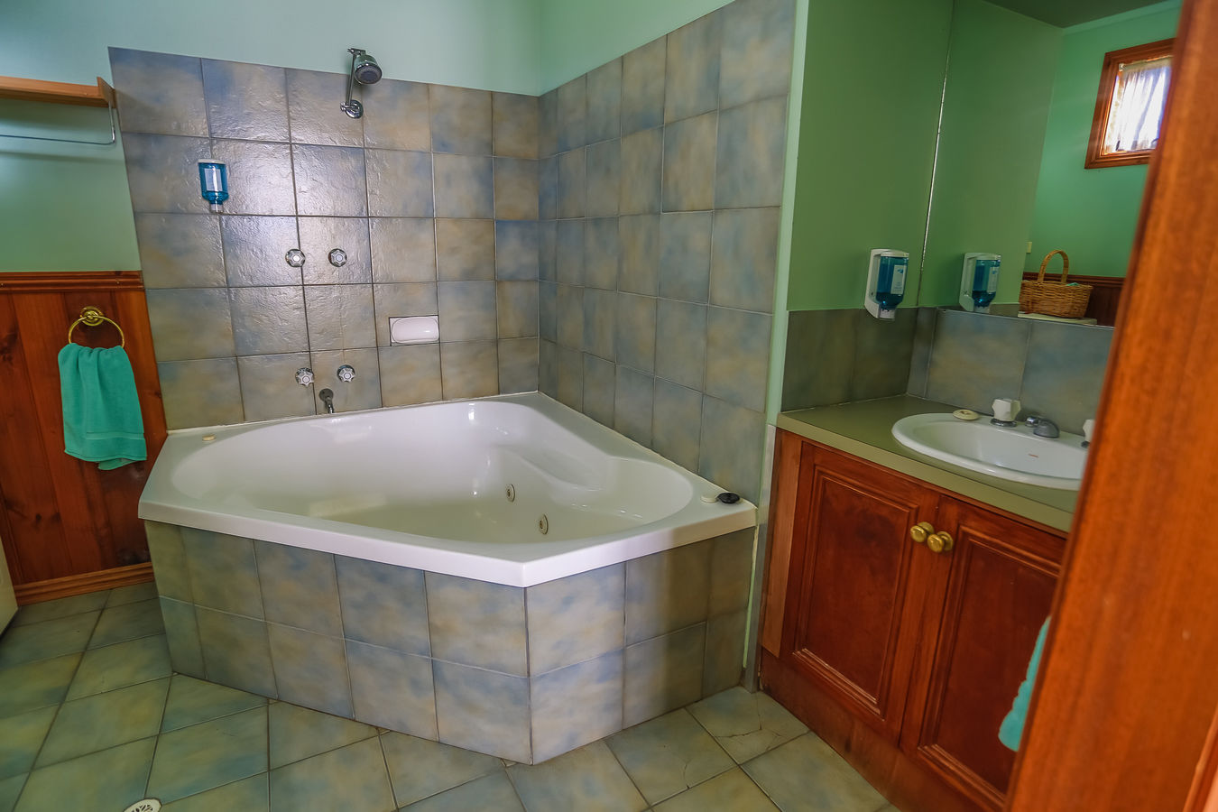 1 Bedroom Lodge with Spa | Self Contained | Mountain View Lodges ...