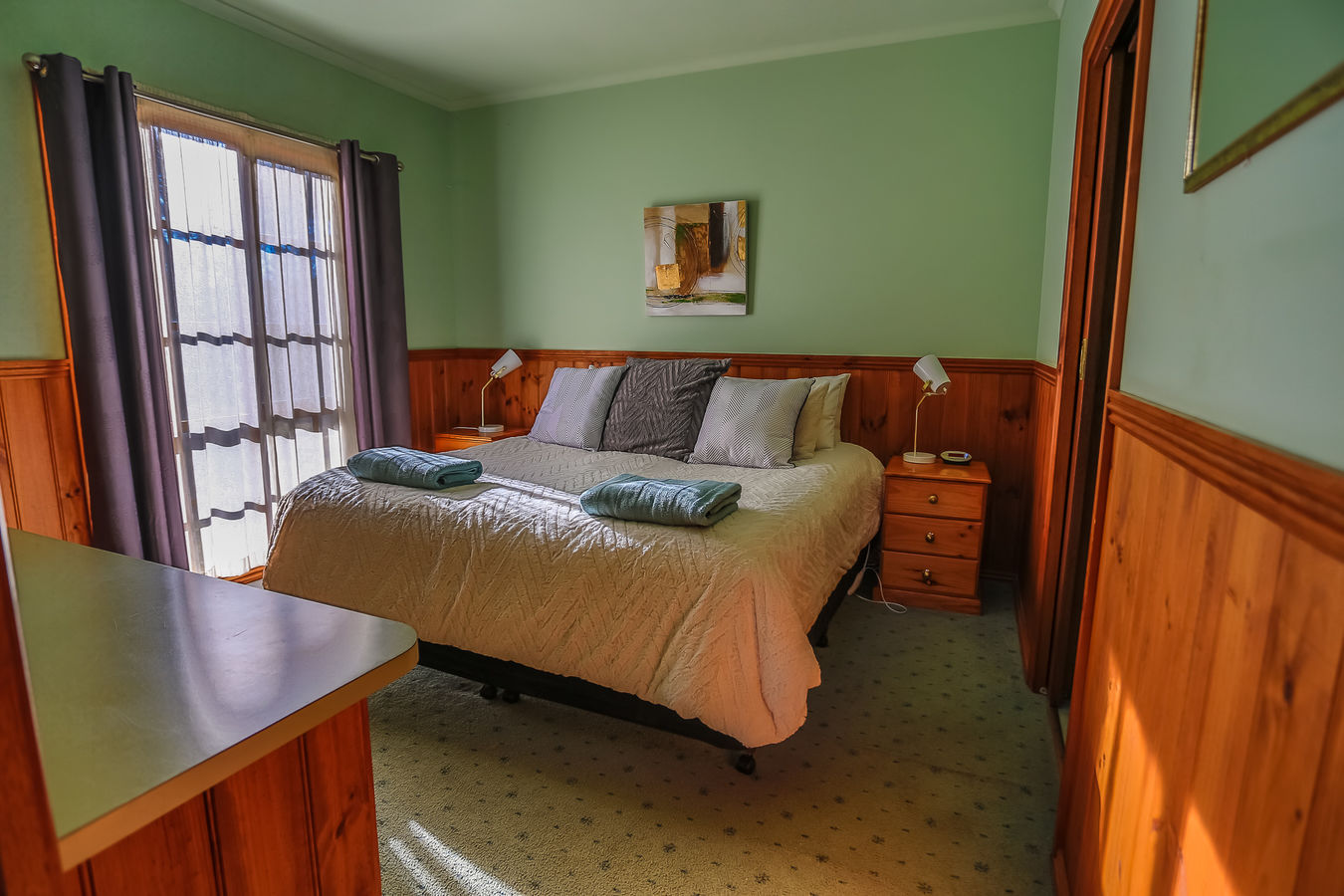 1 Bedroom Lodge with Spa | Self Contained | Mountain View Lodges ...