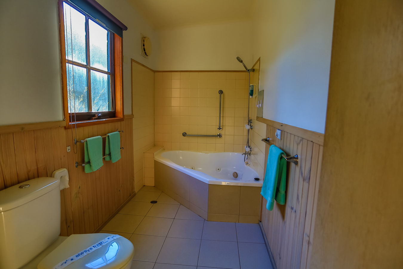 2 Bedroom Lodge with Spa | Self Contained | Mountain View Lodges ...